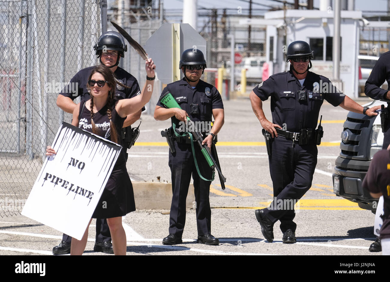 Kind police officers with people hi-res stock photography and images ...