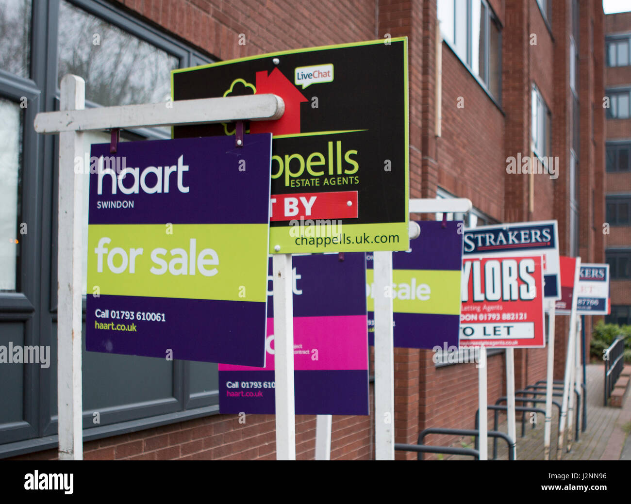 Estate and letting agent boards High Resolution Stock Photography and ...