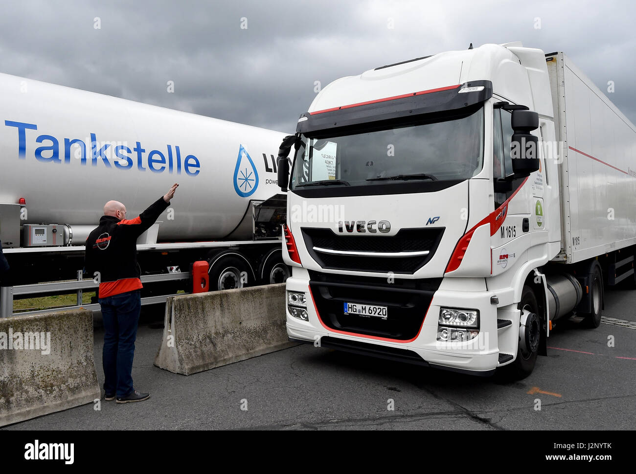 Lng trucks hi-res stock photography and images - Alamy