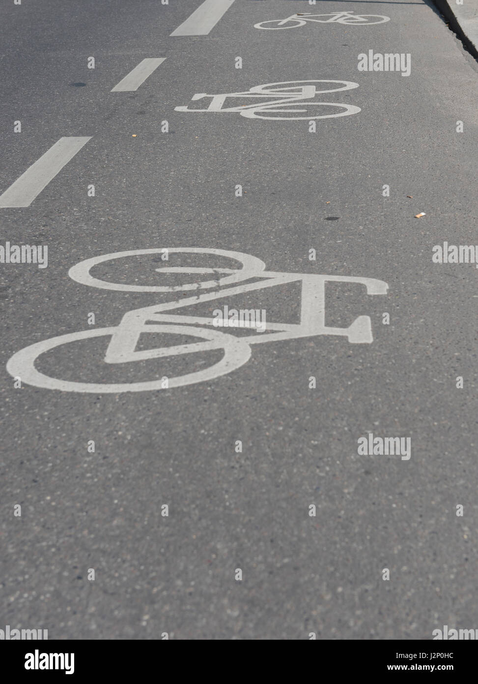 Berlin, Germany. 9th Apr, 2017. Bicycle symbols can be seen on a street ...