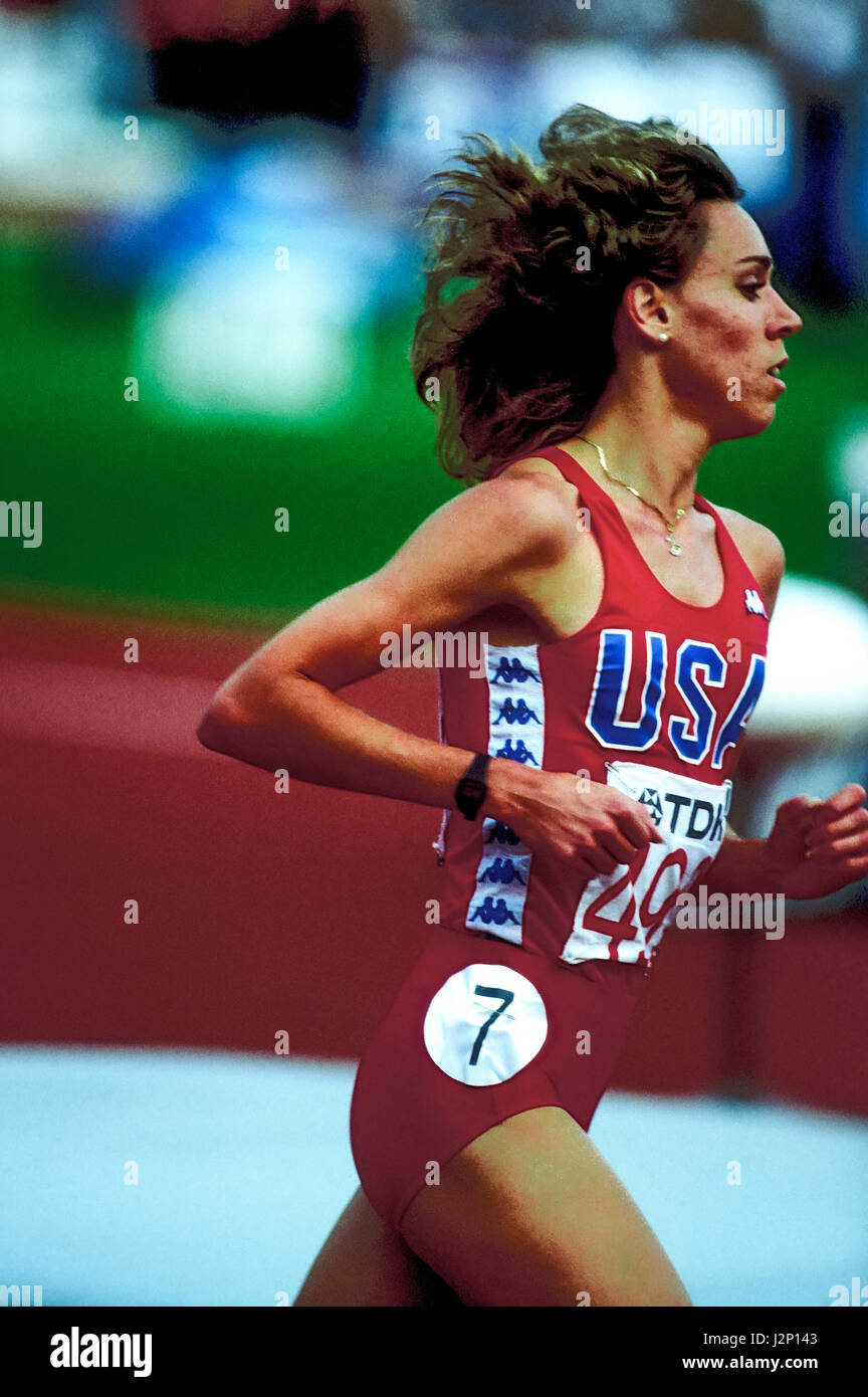 Mary Decker competing in the 3000m at the 1983 World Track and Field ...
