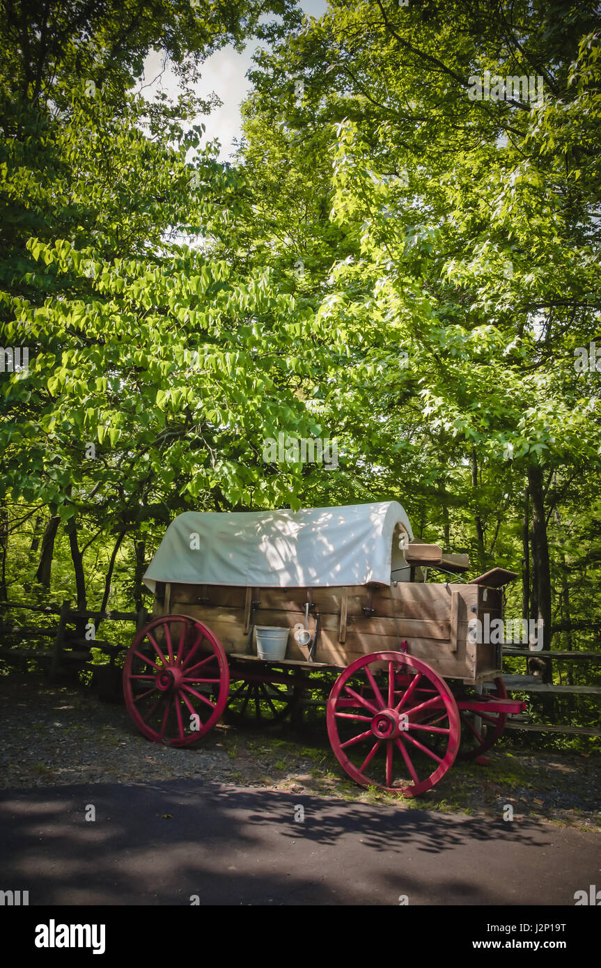Old fashioned carriage covered hi-res stock photography and images - Alamy