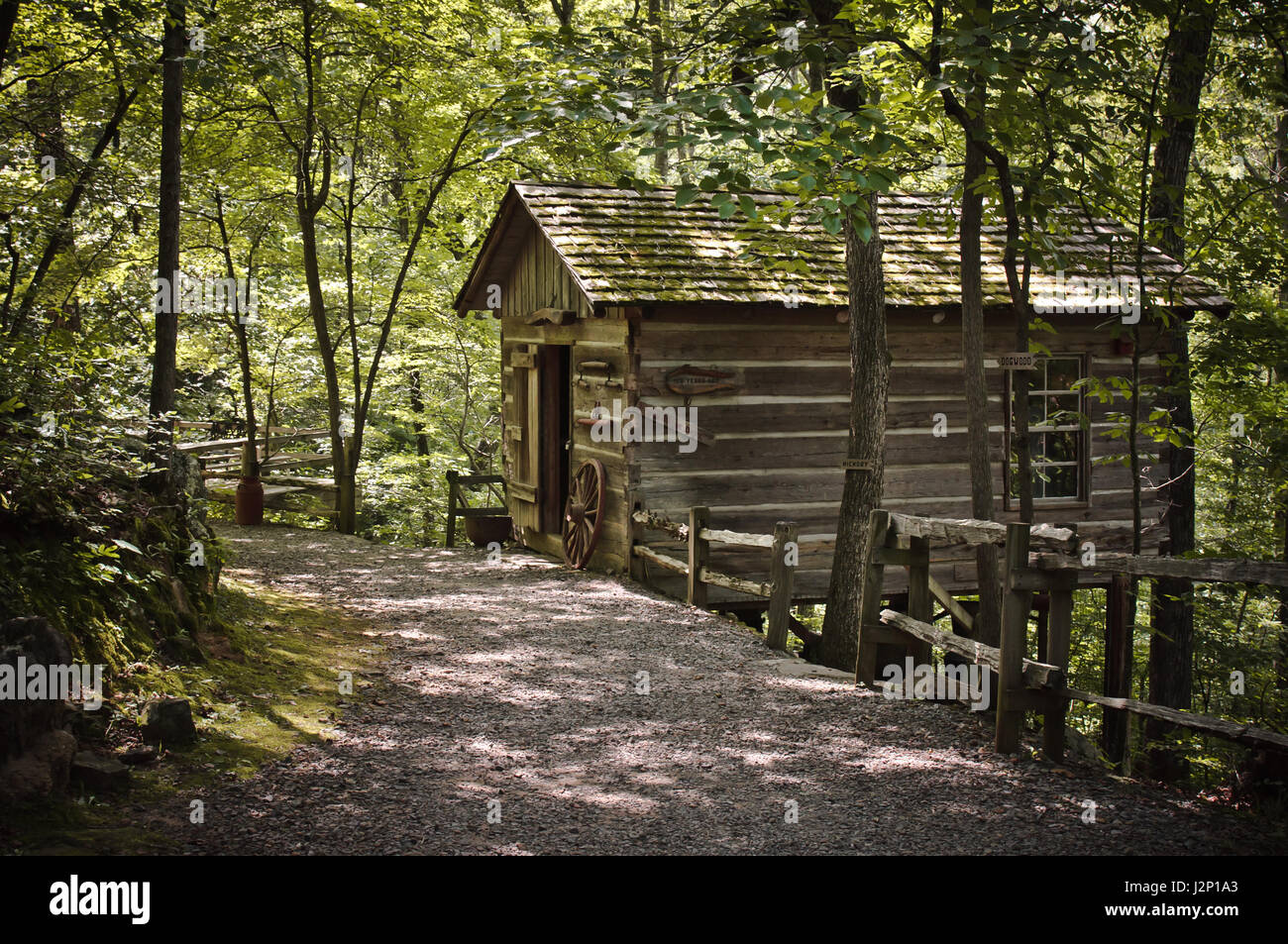 Old cabin in woods hi-res stock photography and images - Alamy