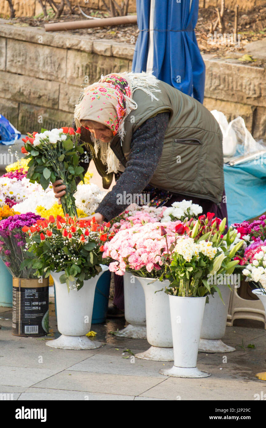 The Flower pot with beautiful flowers in it Stock Photo - Alamy