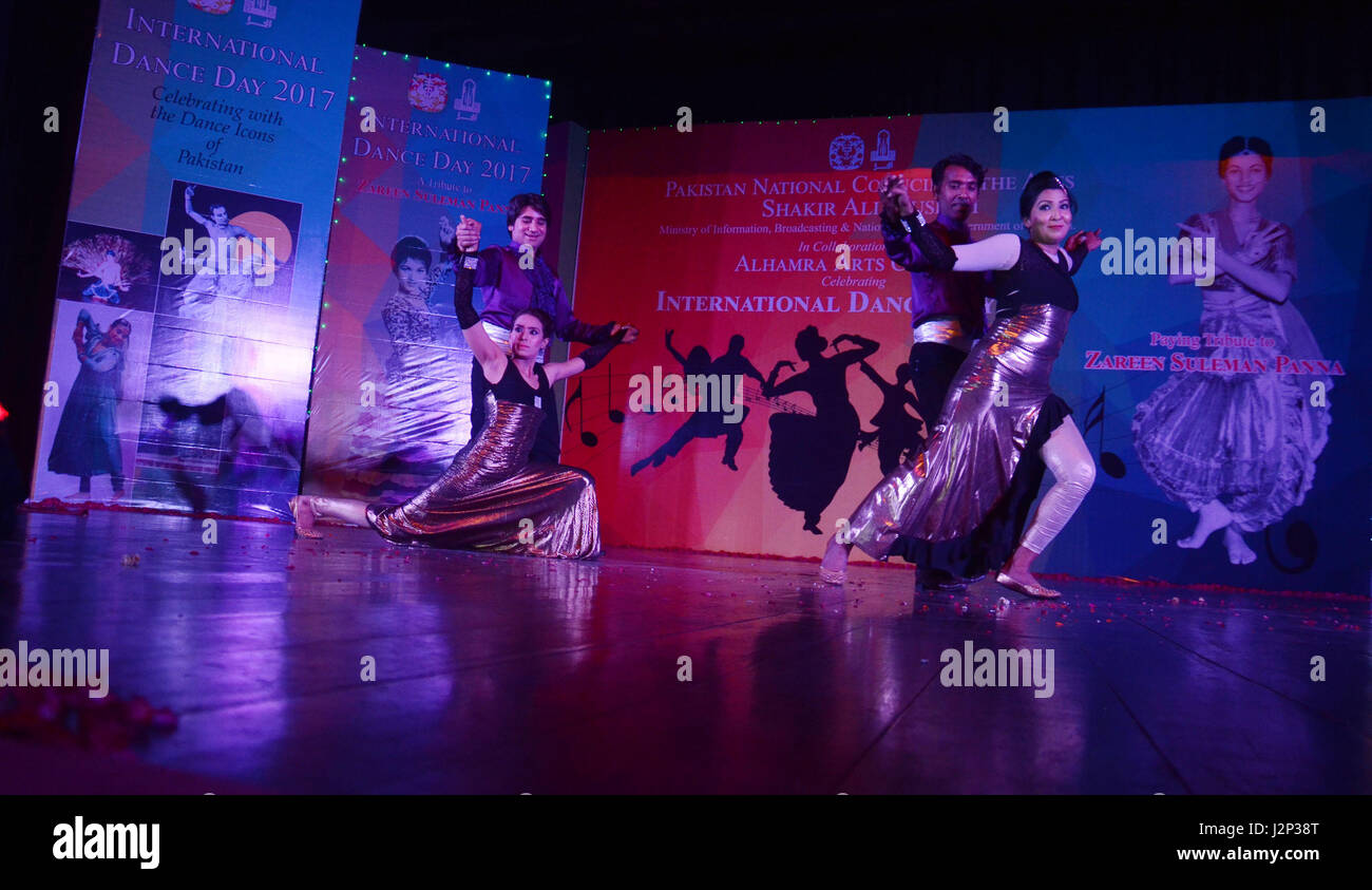 Lahore, Pakistan. 30th Apr, 2017. Pakistani dancers performing on stage ...