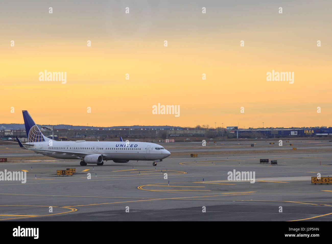United airlines flight to newark hi-res stock photography and images ...