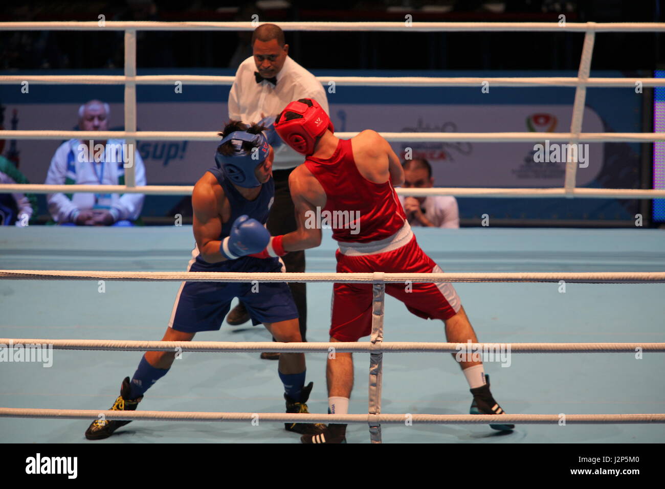 Uppercut hi-res stock photography and images - Alamy