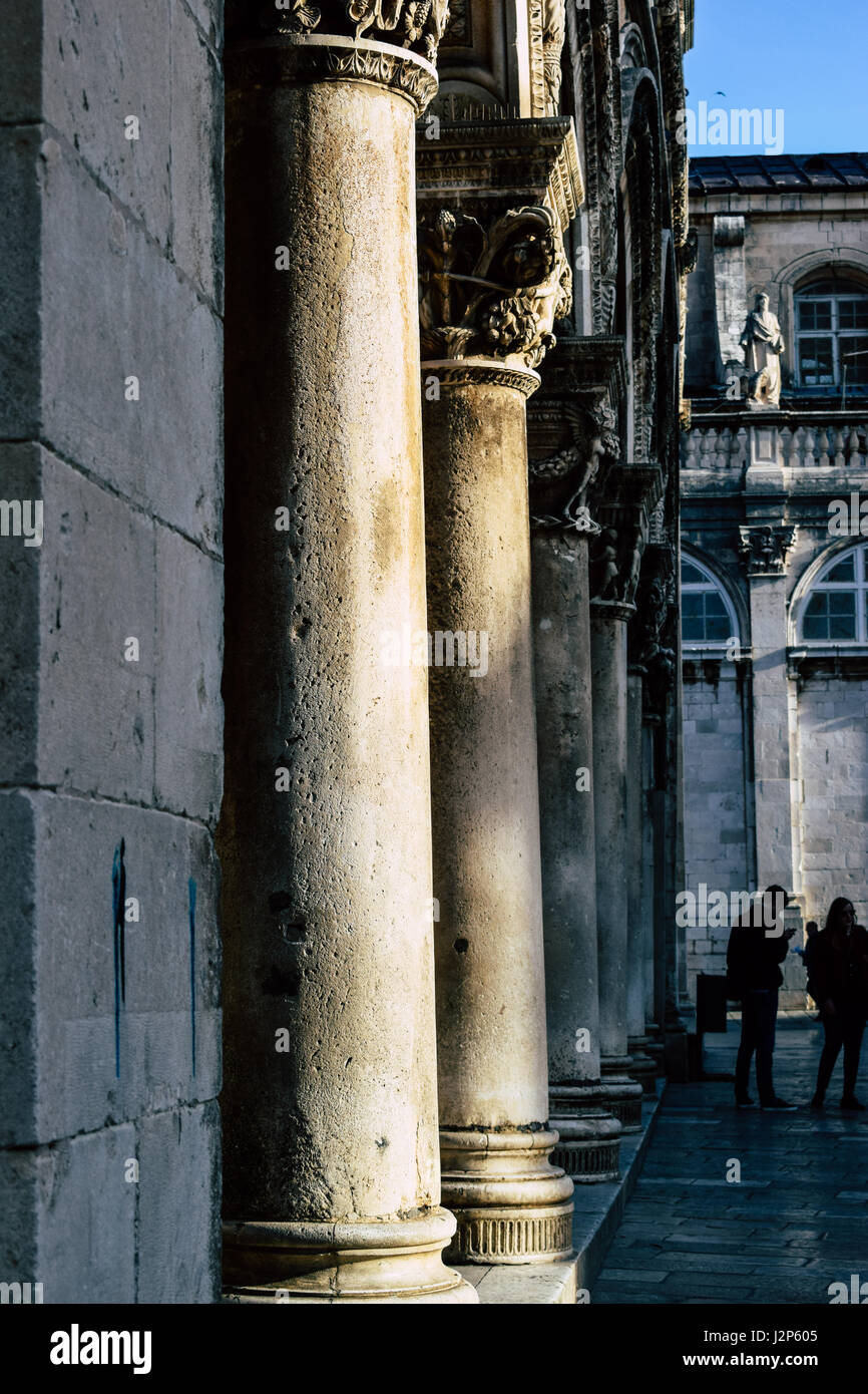 Supporting pillars hi-res stock photography and images - Alamy