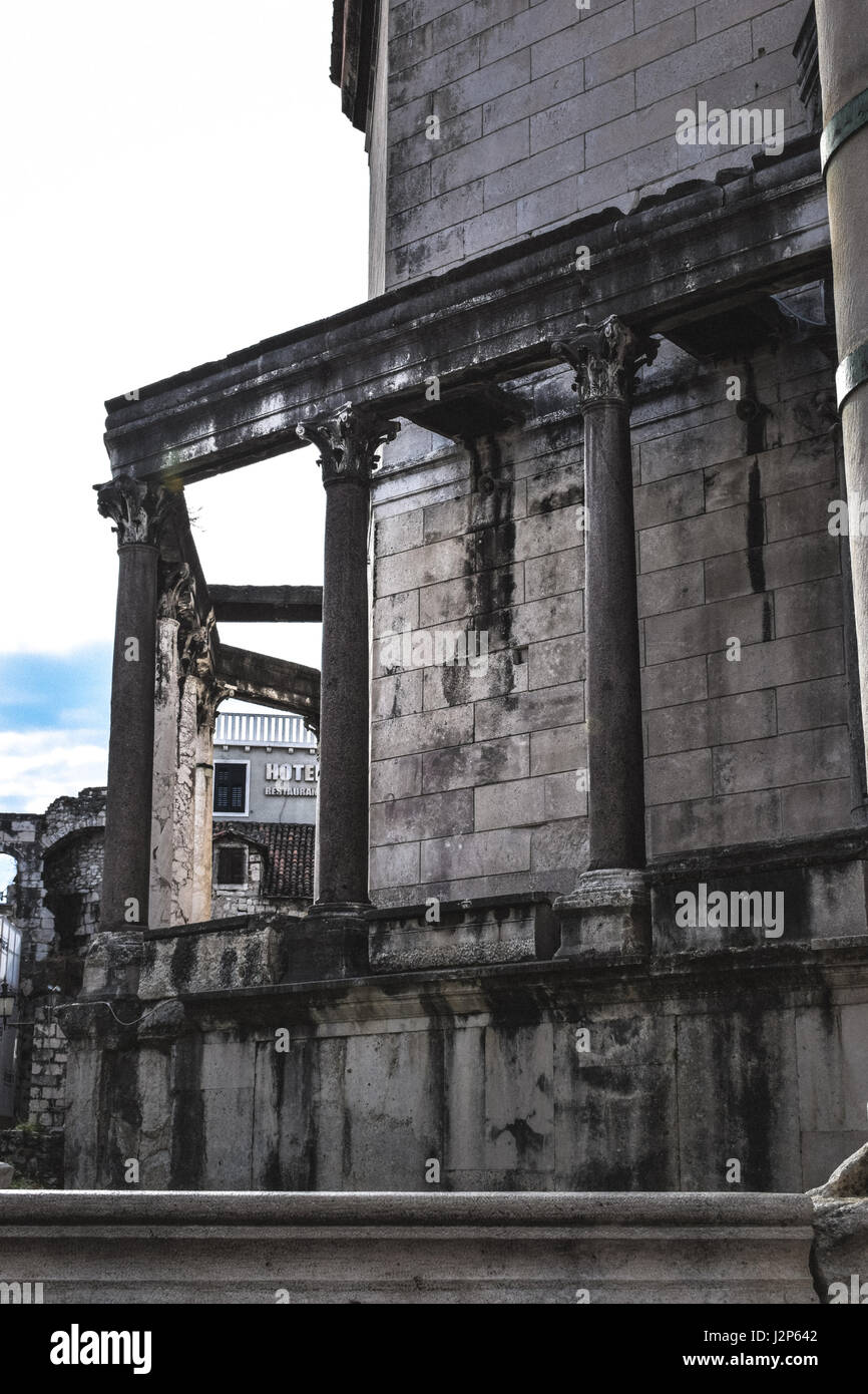 Supporting pillars building Stock Photo - Alamy