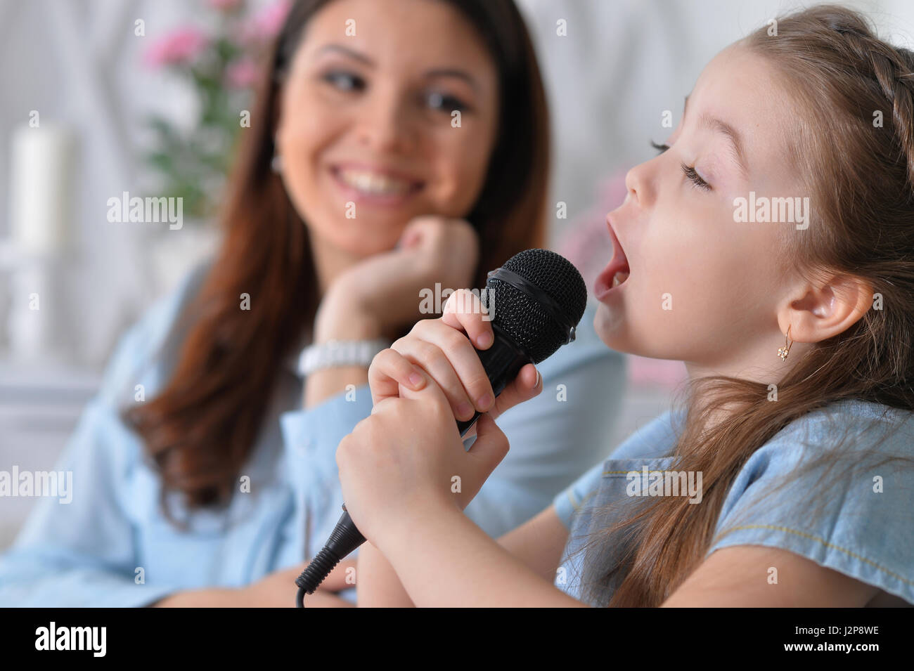 Mom and daughter sing Stock Photo - Alamy