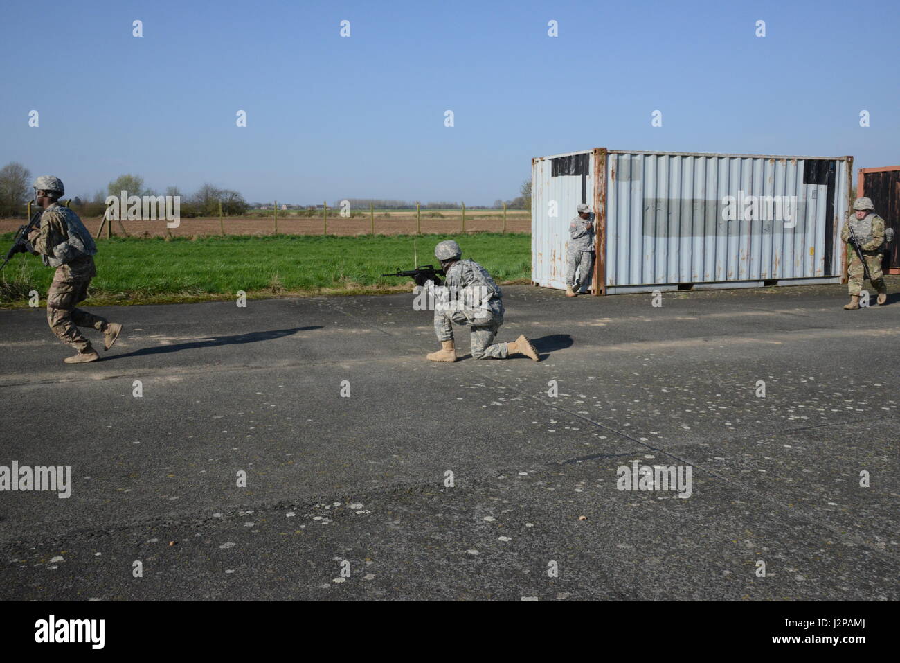 U.S. Soldiers, 39th Signal Battalion train on reacting to indirect fire ...