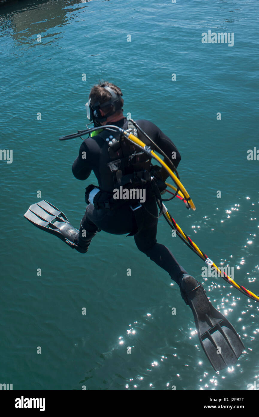 Salvage diver barge hi-res stock photography and images - Alamy