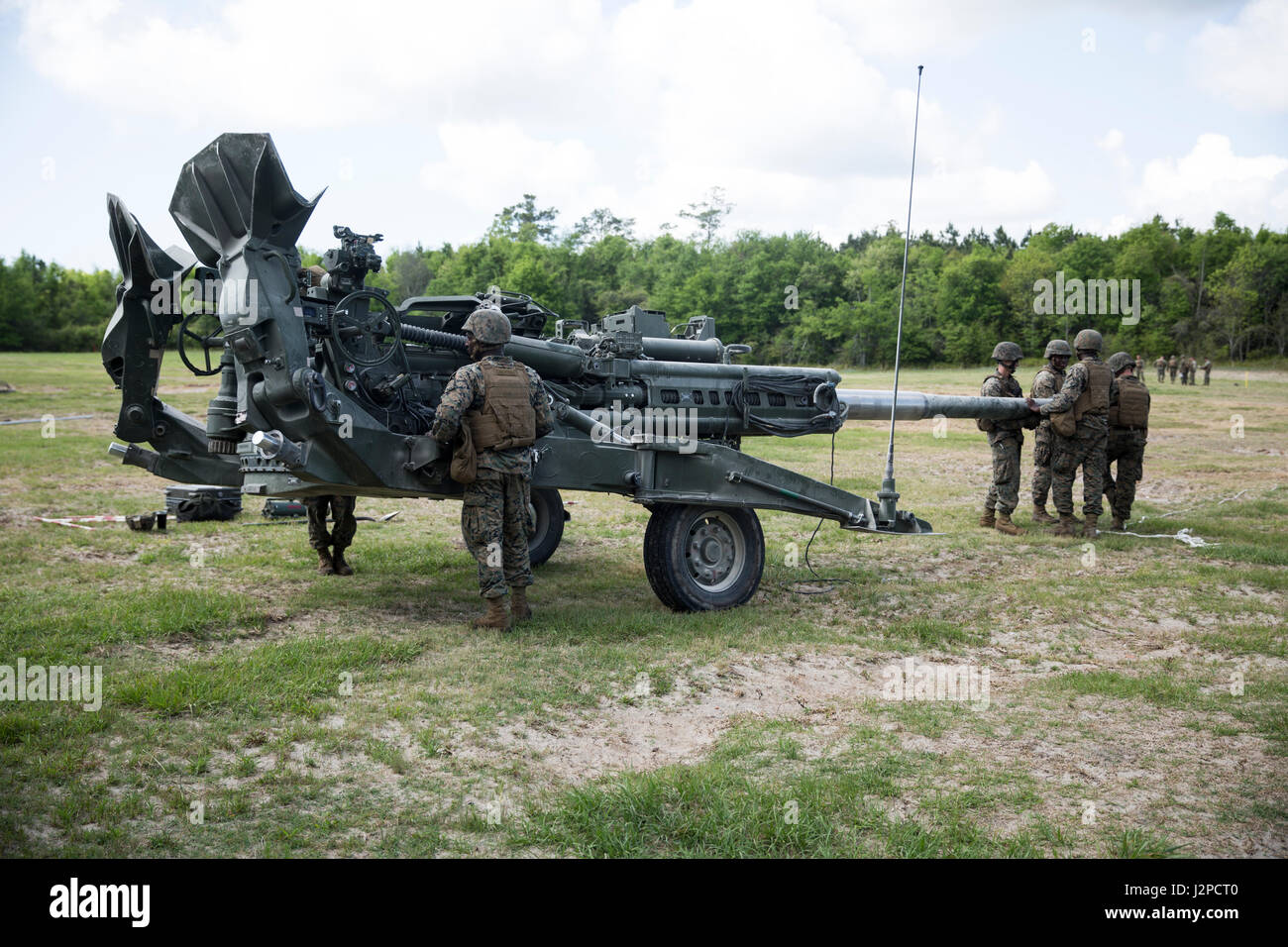 Marines set up an M777 howitzer for a Marine Corp Combat Readiness ...