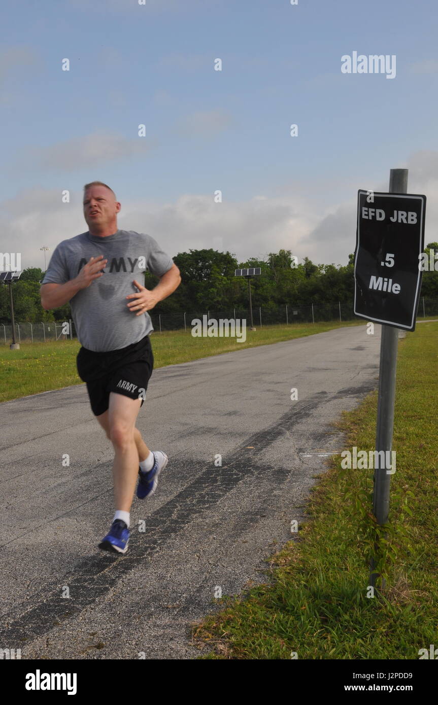 Soldiers from the Army Reserve's 75th Training Command Headquarters ...