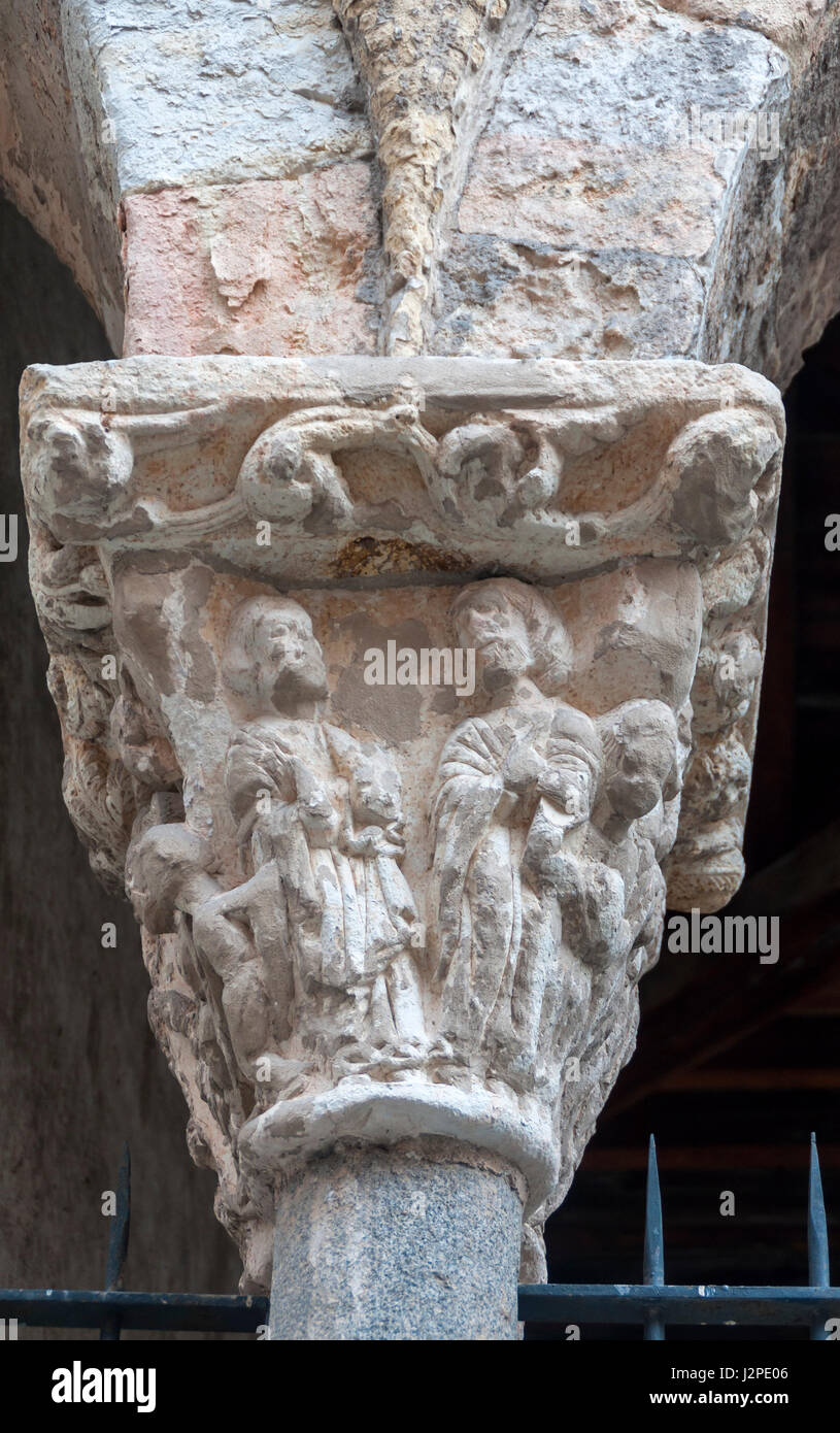 Caitel de la Iglesia románica de San Martín en Segovia, Castilla León ...