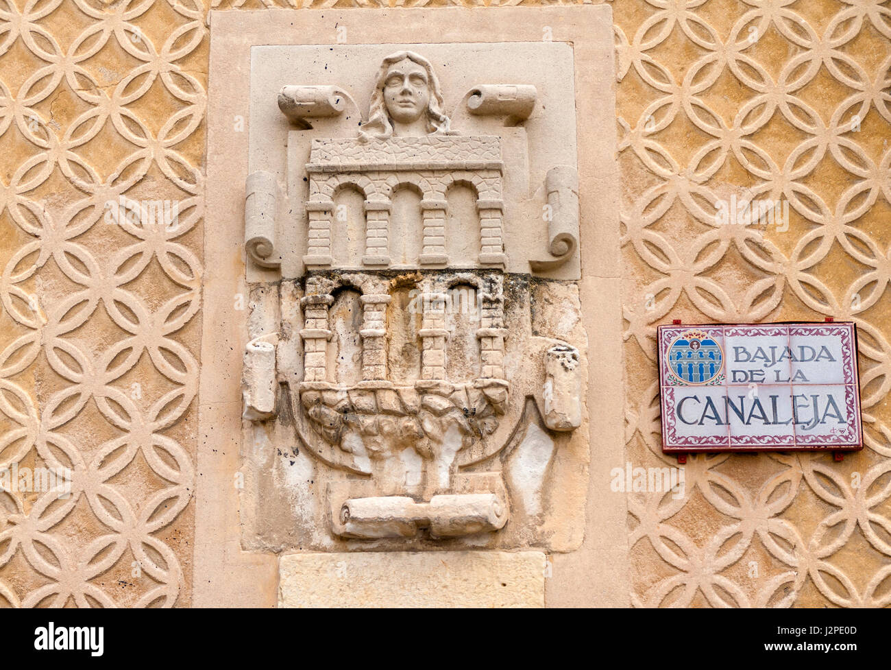 Escudo de Segovia y bajada de la Canaleja en Segovia, Castilla León ...