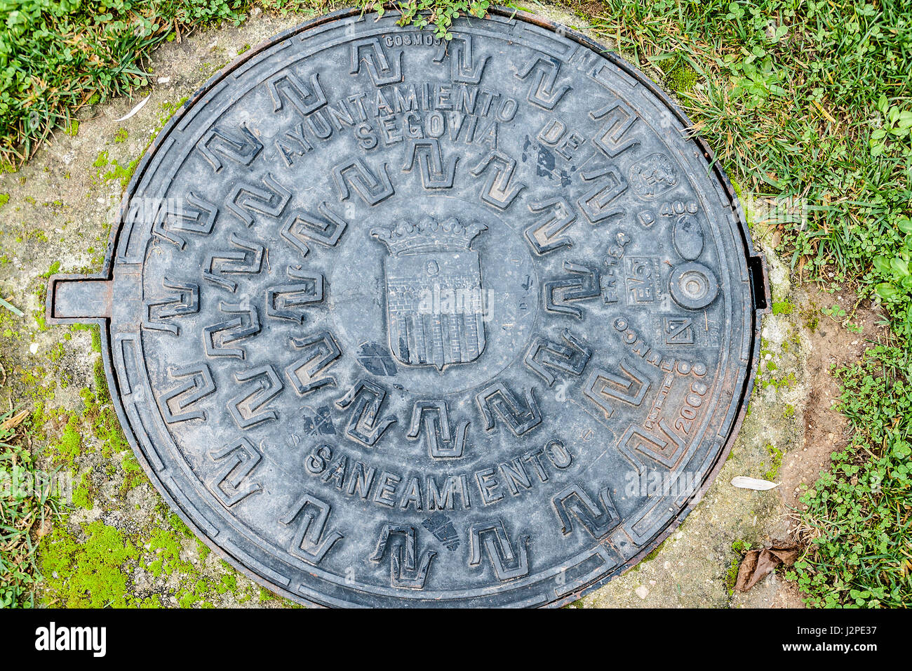 Escudo de Segovia en tapa de saneamiento. España Stock Photo - Alamy