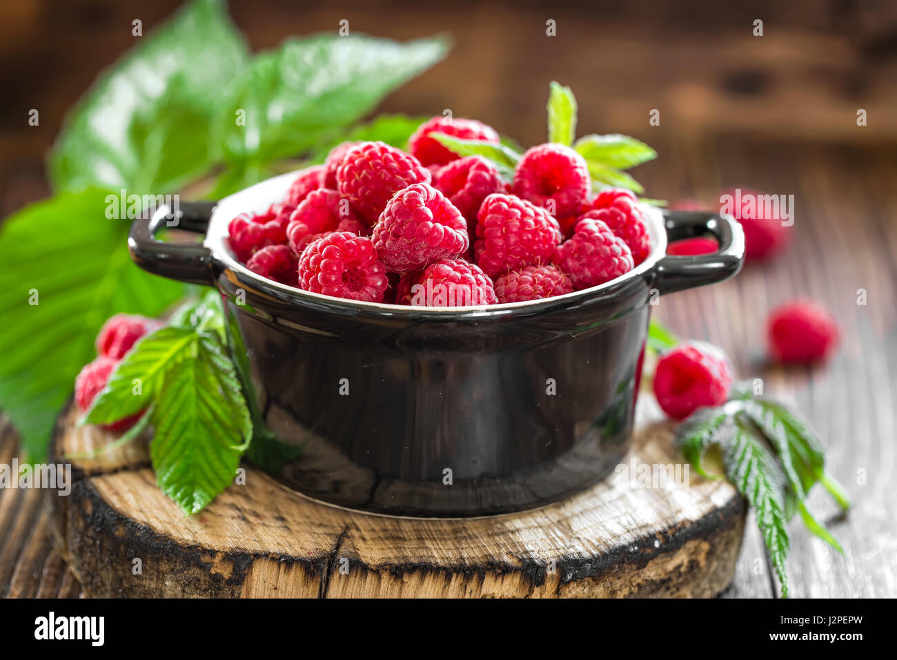 Fresh raspberry with leaves Stock Photo - Alamy