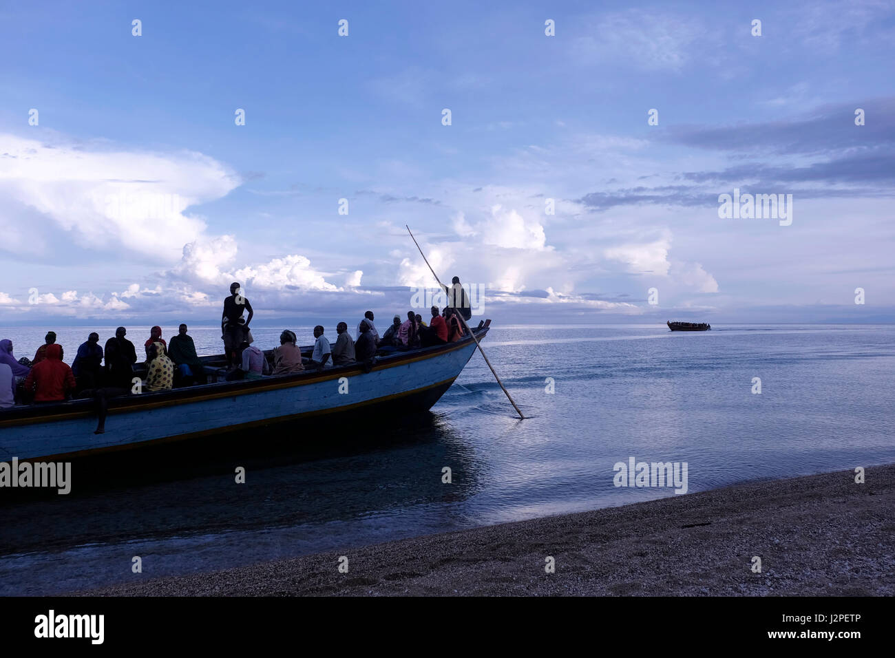 Africa boat overloaded hi-res stock photography and images - Alamy