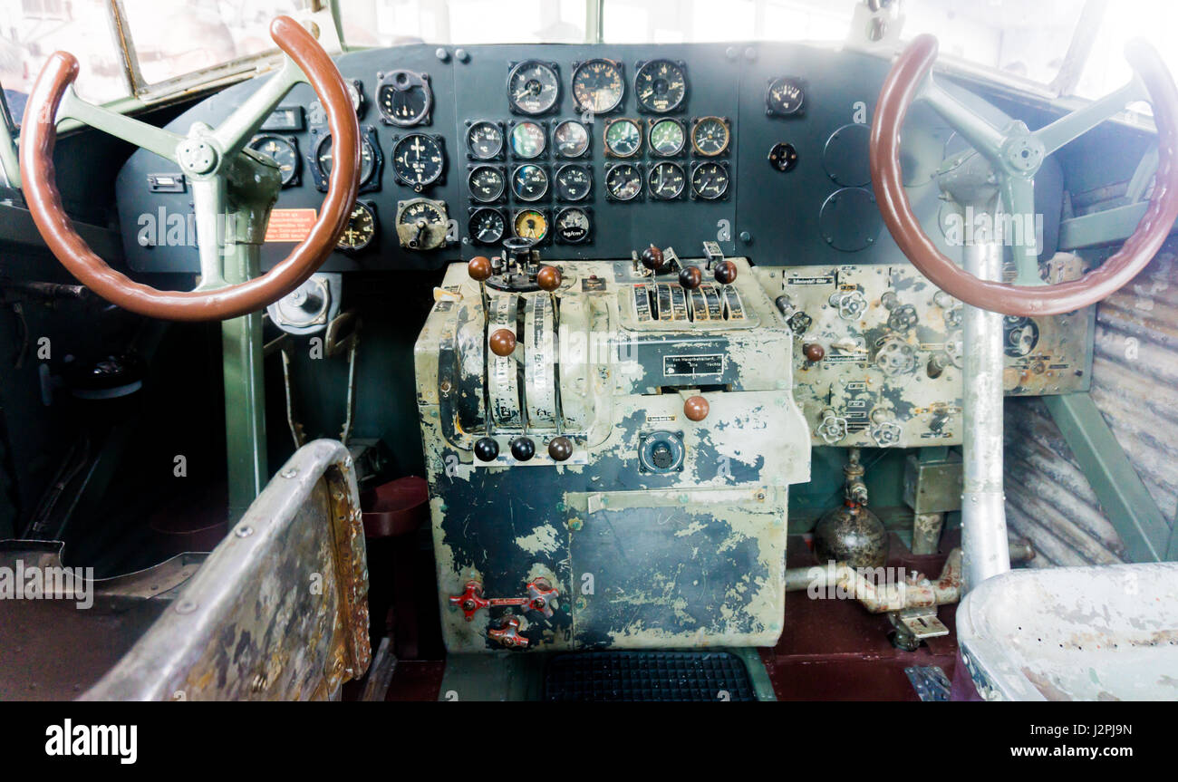old airplane cockpit Stock Photo - Alamy