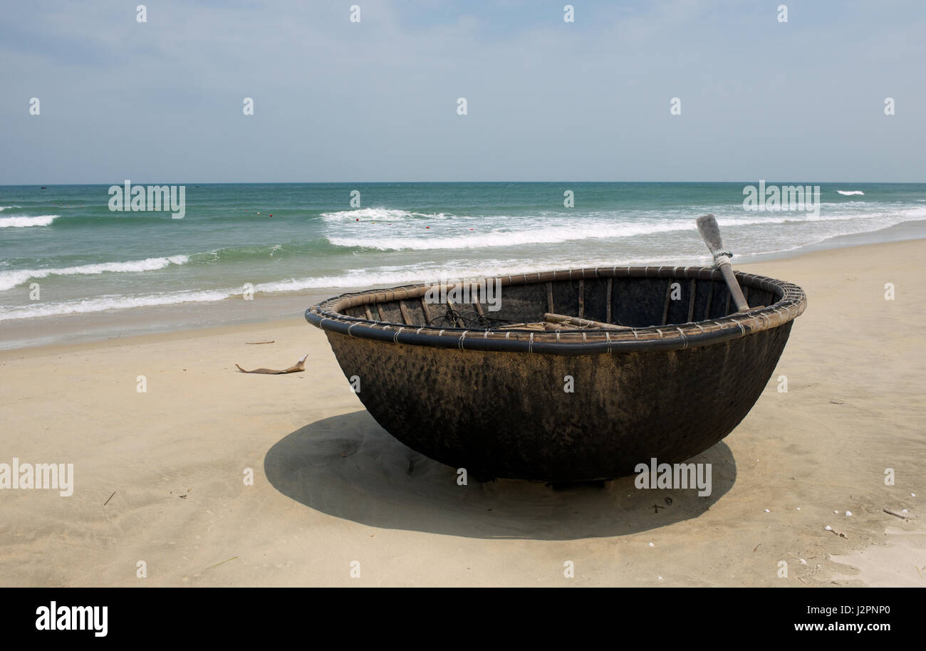 Coracle fishing boat hi-res stock photography and images - Alamy