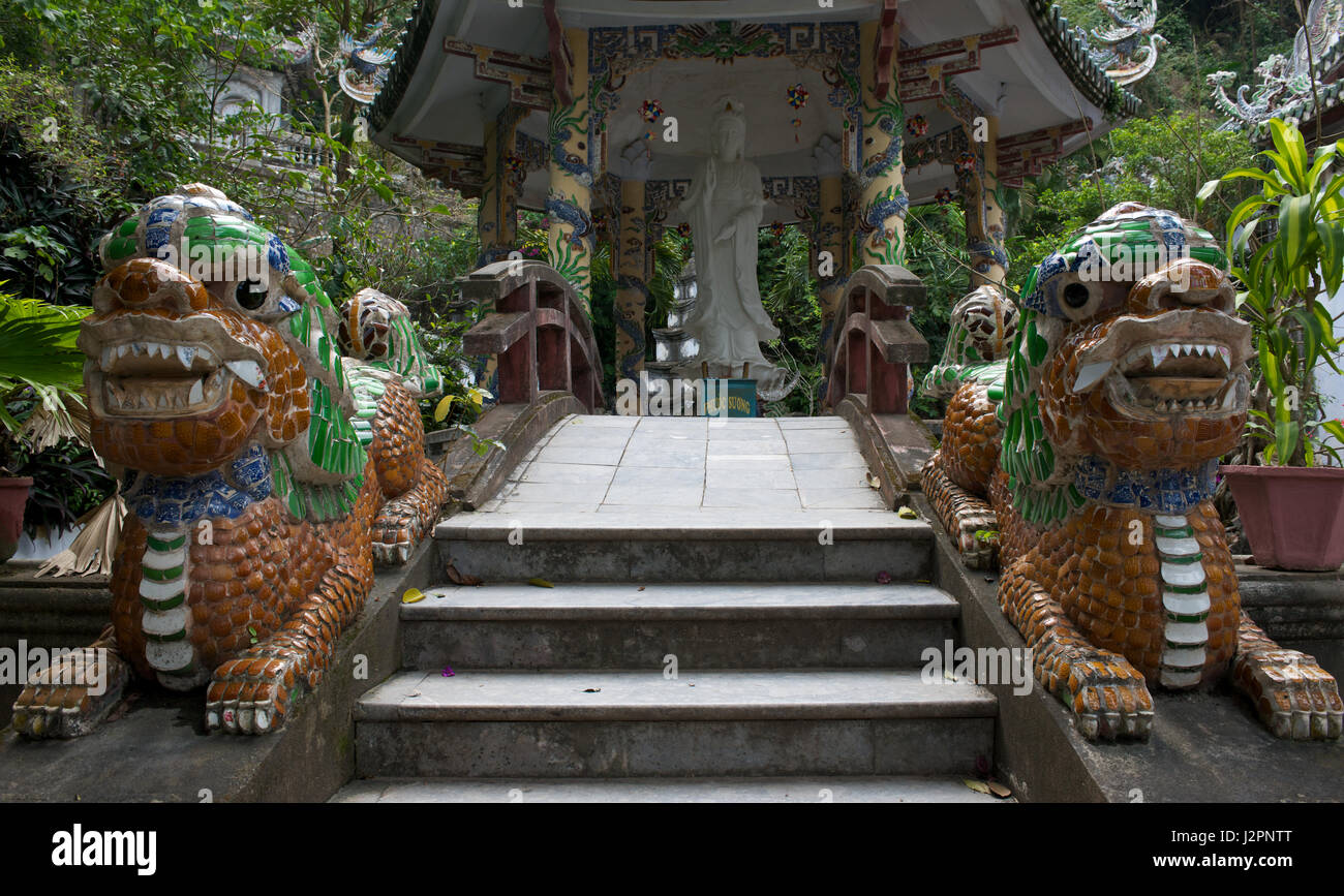 Statues of dragons hi-res stock photography and images - Alamy