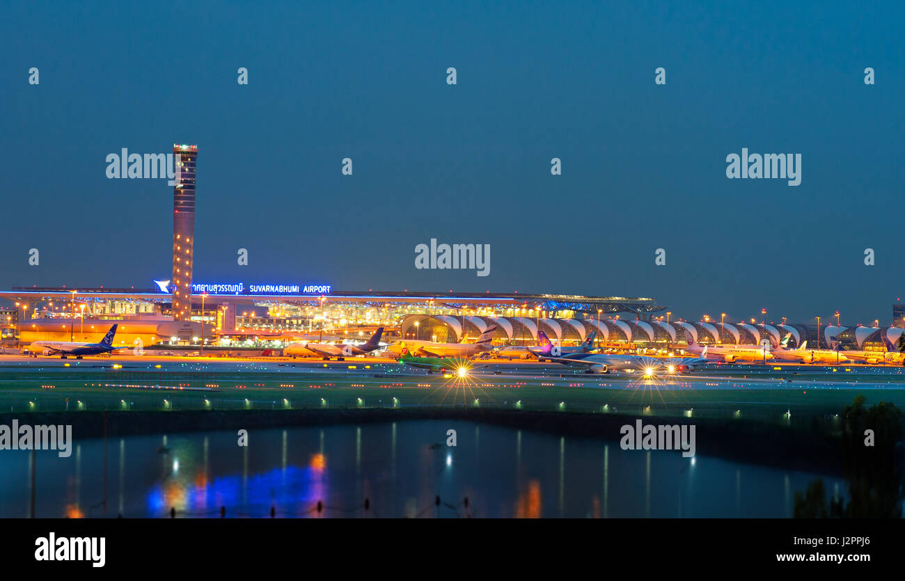 Airplane aircraft running on runway hi-res stock photography and images ...