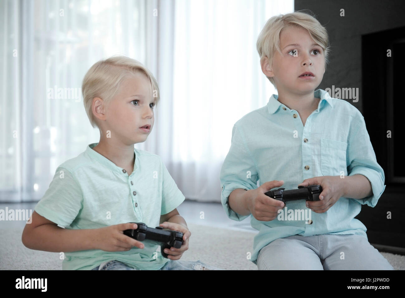 Two kids playing video games hi-res stock photography and images - Alamy
