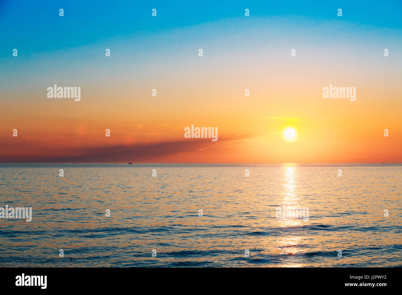 Yellow ocean sunset panorama hi-res stock photography and images - Alamy