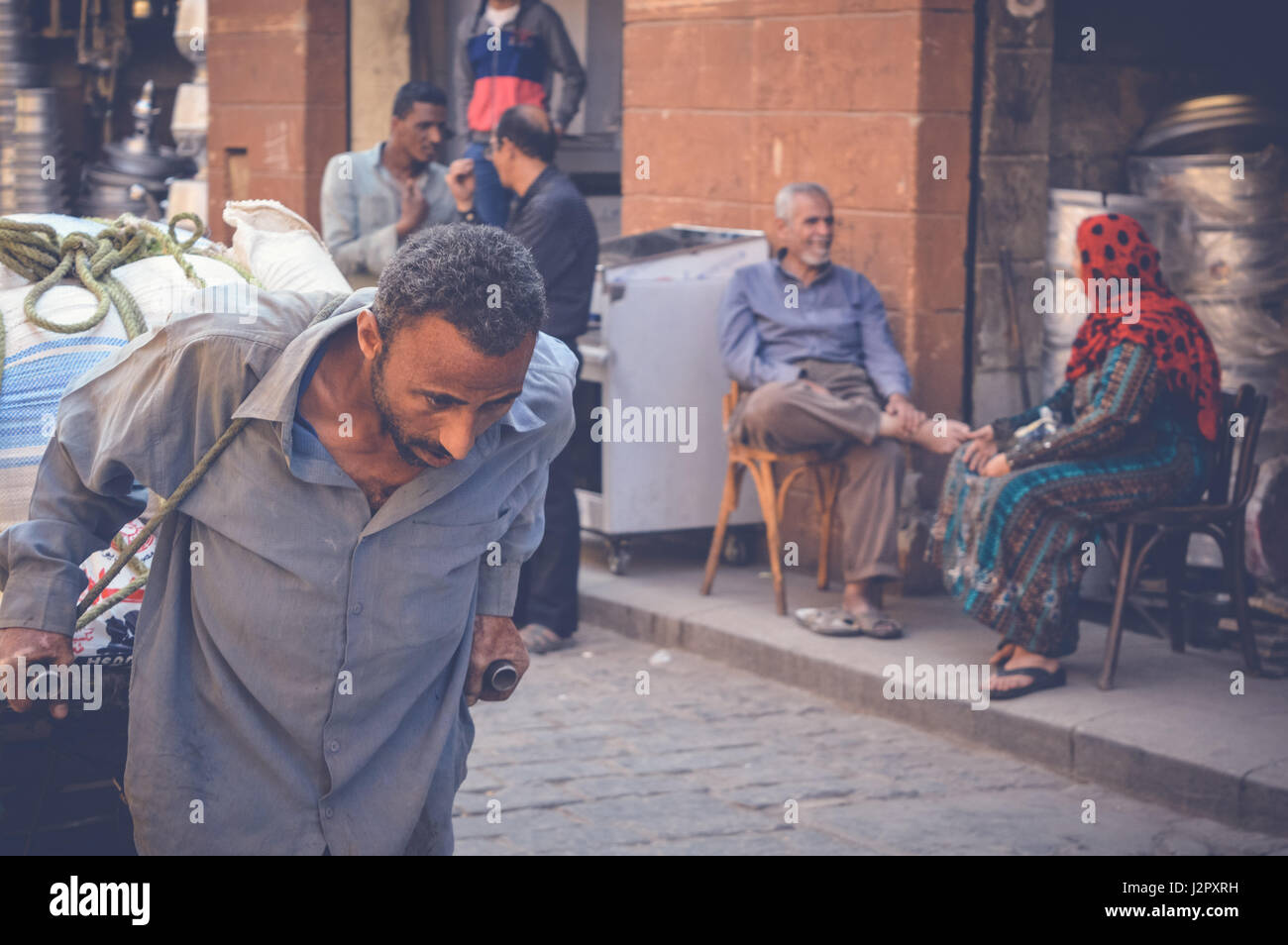 Man carry heavy things hi-res stock photography and images - Alamy