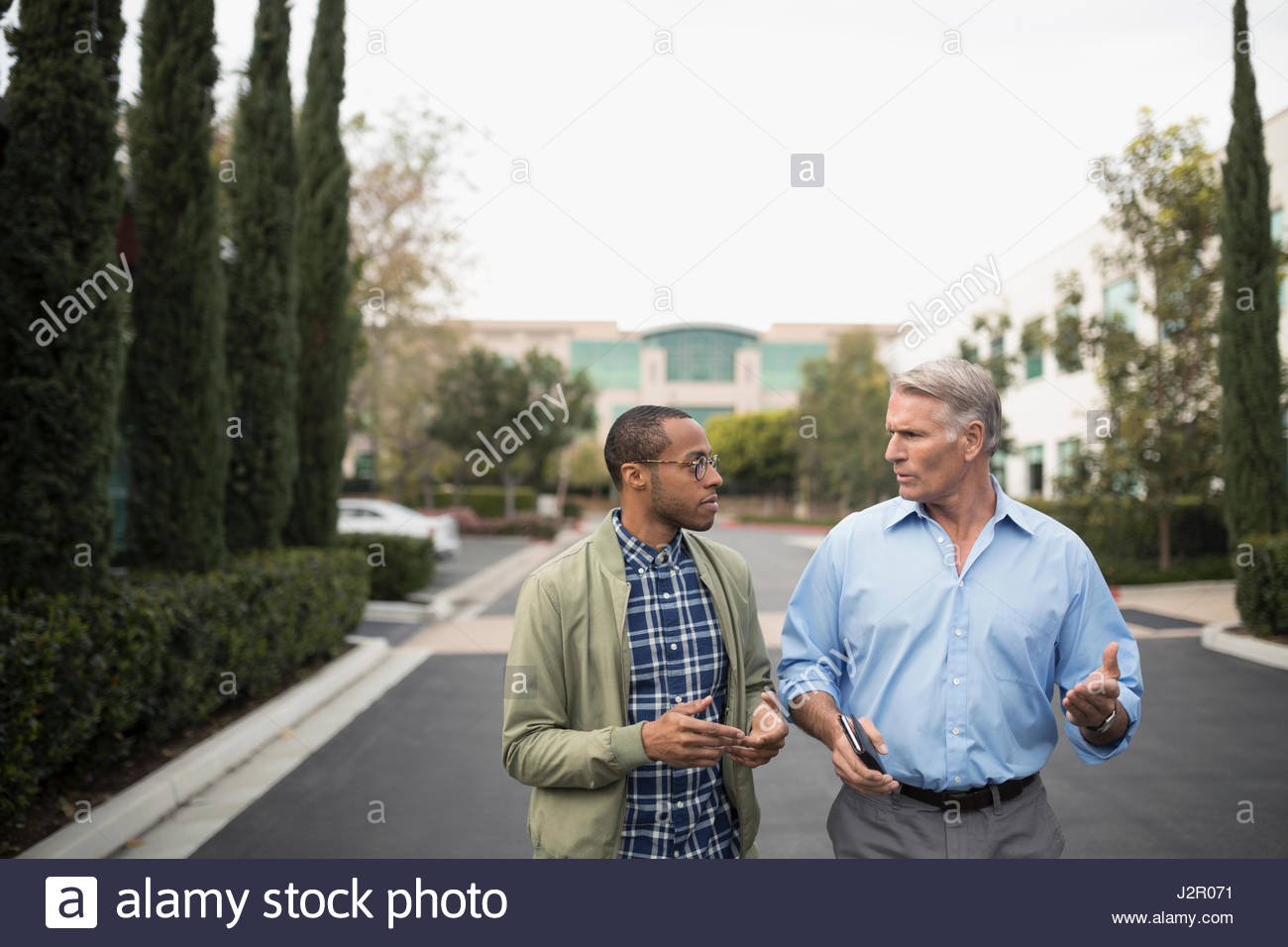 Talking while walking hi-res stock photography and images - Alamy