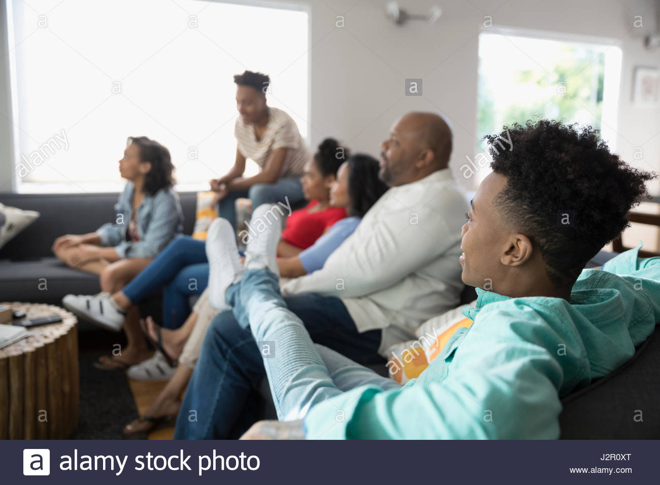 Family watching tv hi-res stock photography and images - Alamy