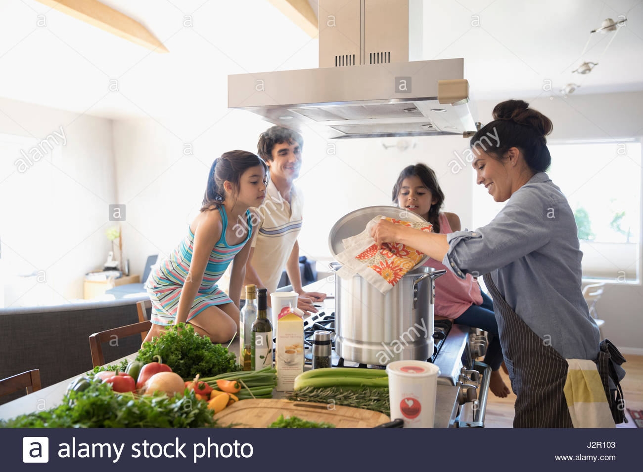 Real latino family kitchen hi-res stock photography and images - Alamy