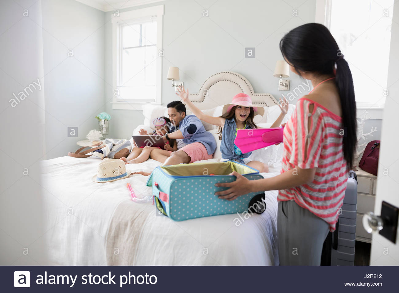 Children packing hi-res stock photography and images - Alamy