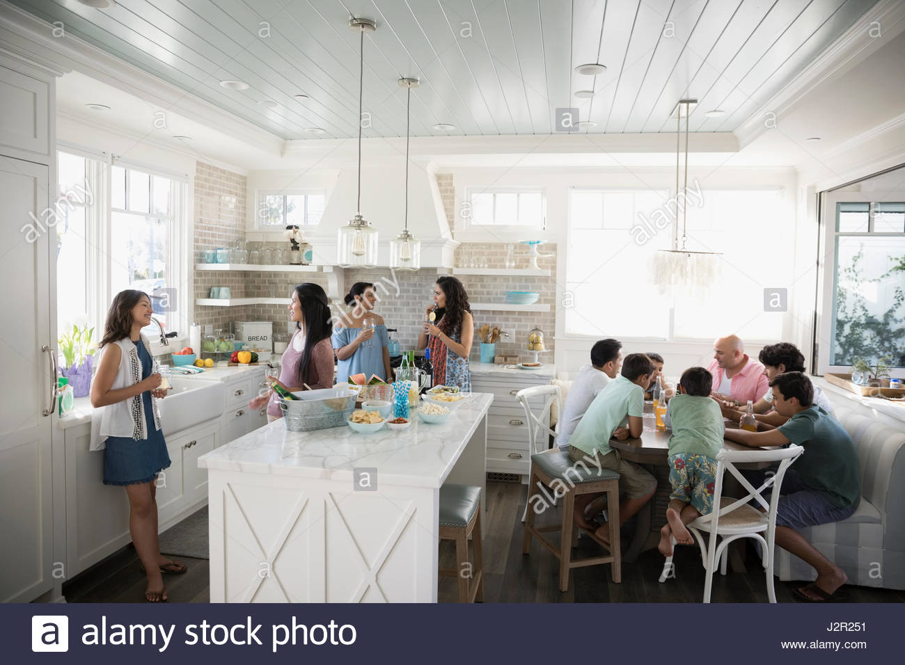 Family large house hi-res stock photography and images - Alamy