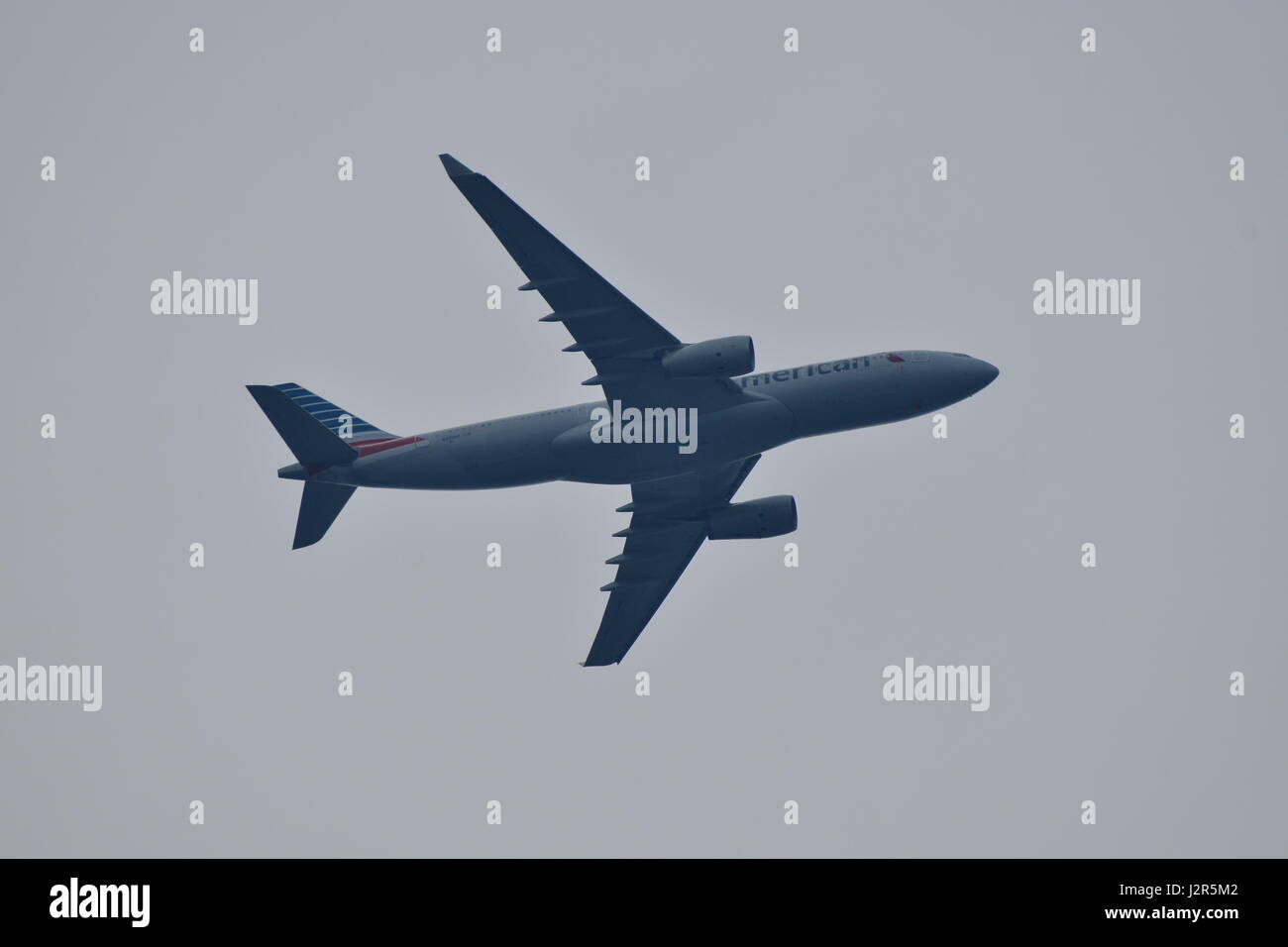 Airplane in flight high Stock Photo - Alamy