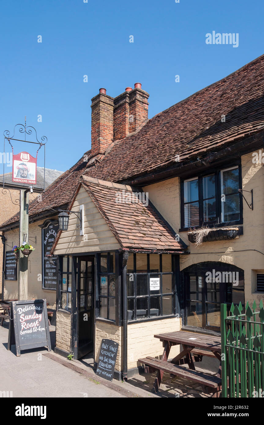 16th century Saracens Head Pub, High Street, Kings Langley ...