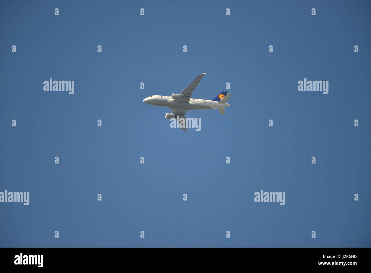 Airplane in flight high Stock Photo - Alamy
