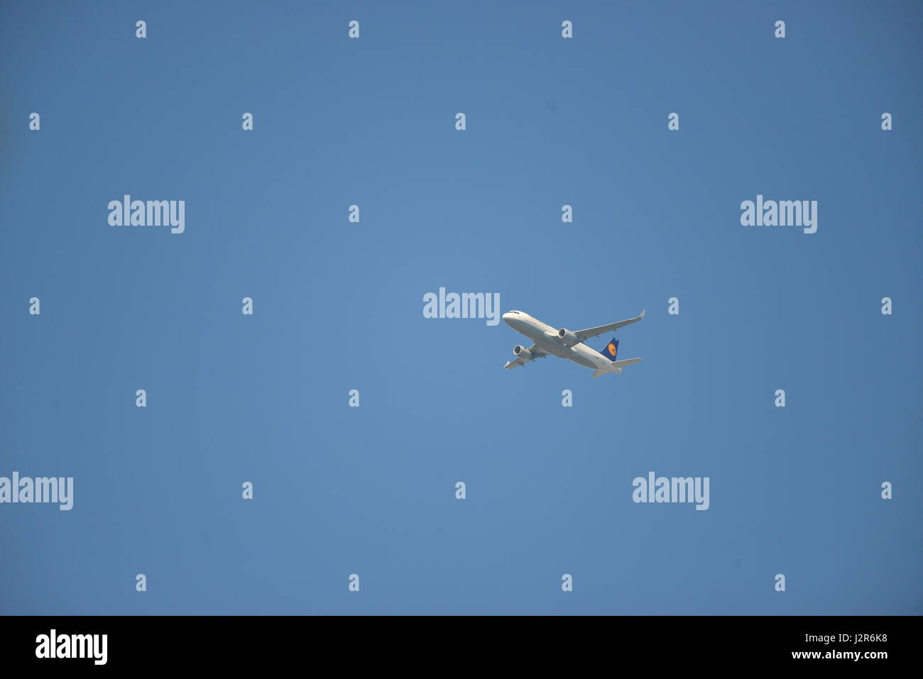 Airplane in flight high Stock Photo - Alamy