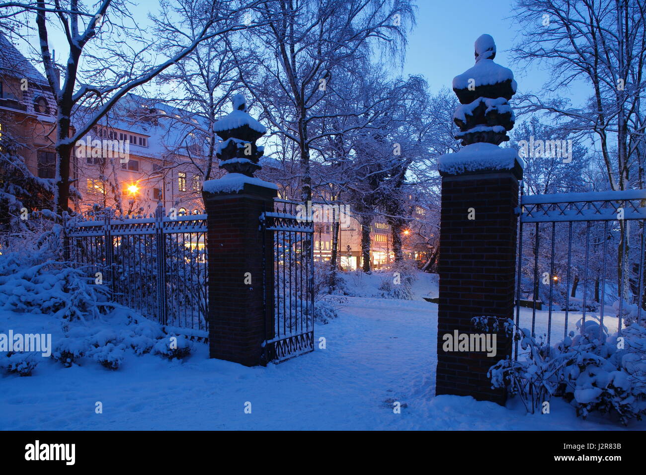 altes Tor im Park Wallanlagen im Winter mit Schnee bei Abenddaemmerung ...