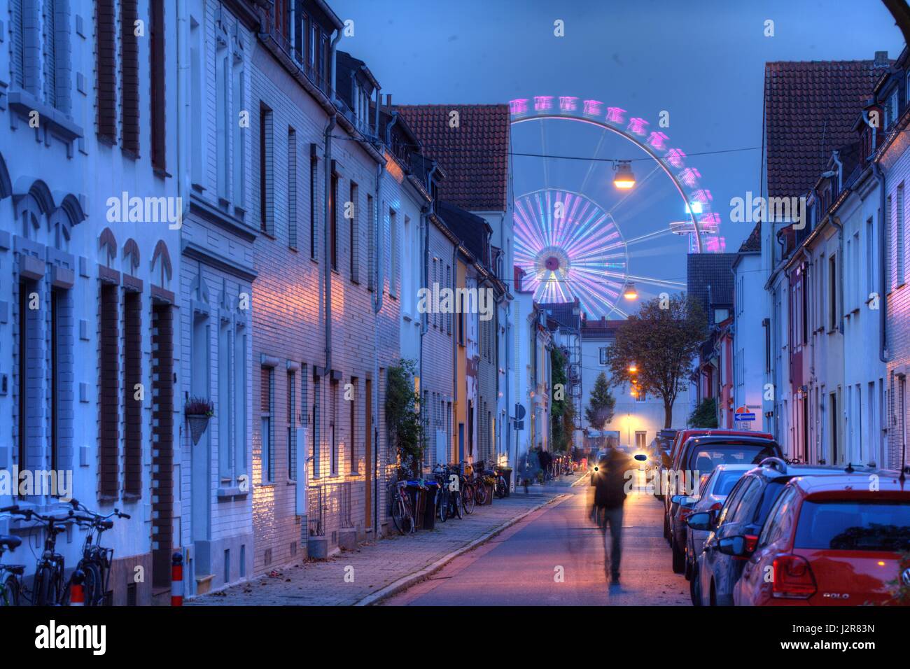 Wohnhaeuser in Findorff und Riesenrad vom Bremer Freimarkt bei ...