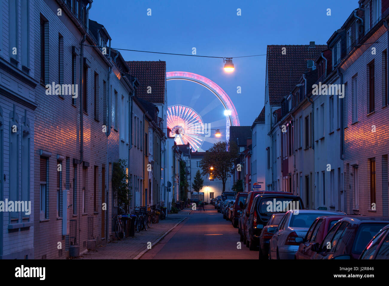 Wohnhaeuser in Findorff und Riesenrad vom Bremer Freimarkt bei ...