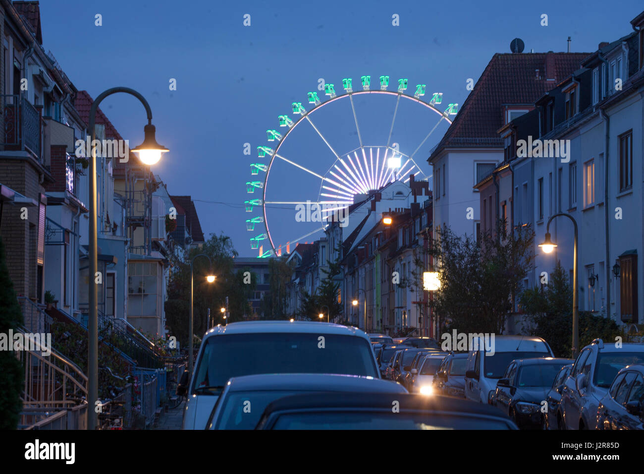 Wohnhaeuser in Findorff und Riesenrad vom Bremer Freimarkt bei ...