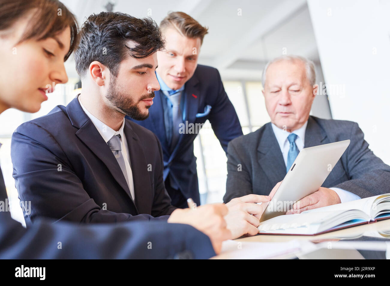 Business negotiation hi-res stock photography and images - Alamy