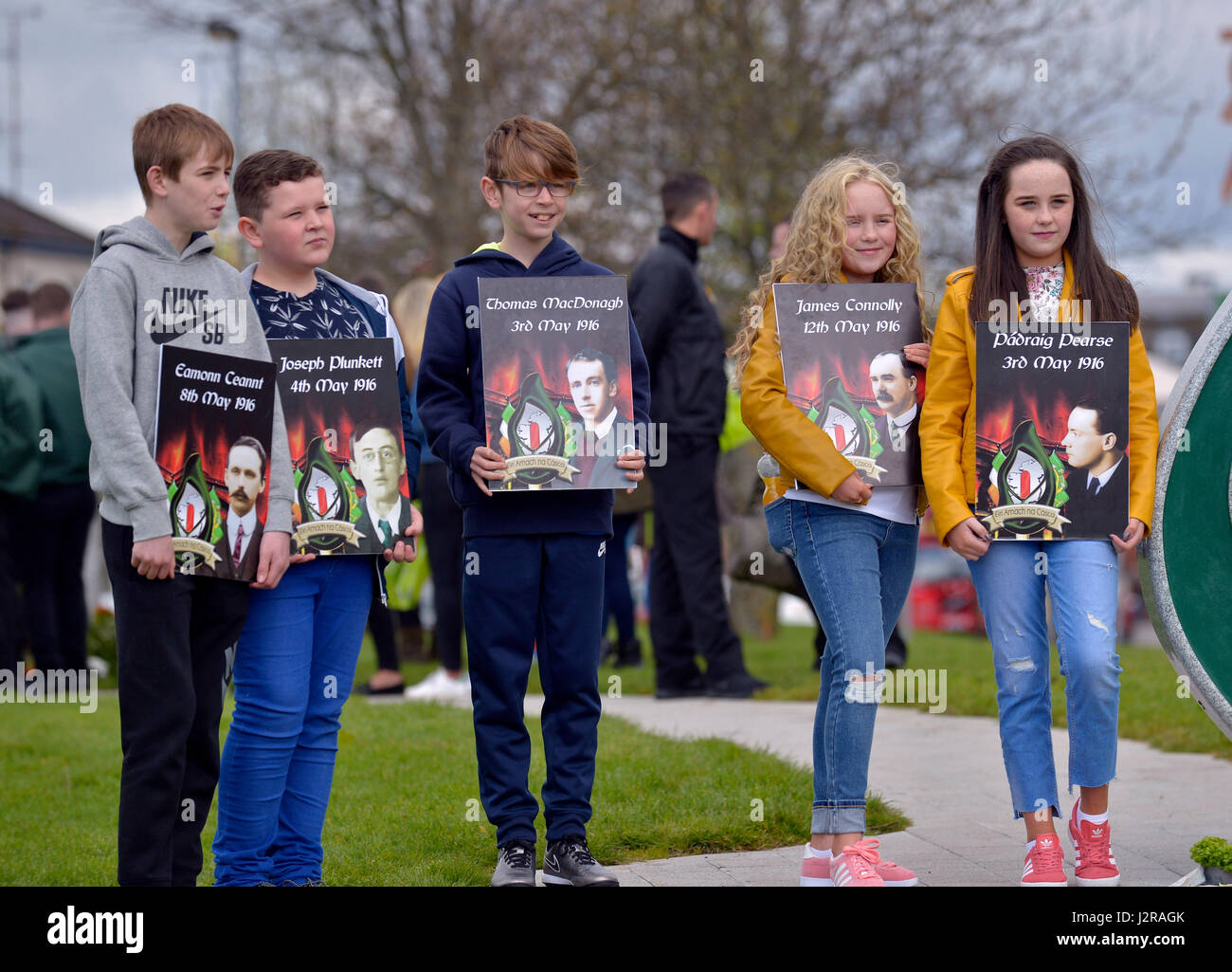 Children hold photographs Irish rebels executed during the 1916 Easter ...