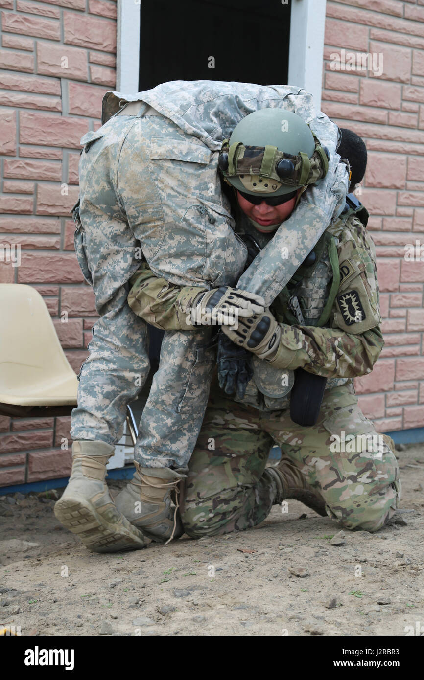U.S. Army 1st Lt. Brian Zubia, 767th Ordnance Company (EOD), 192nd ...