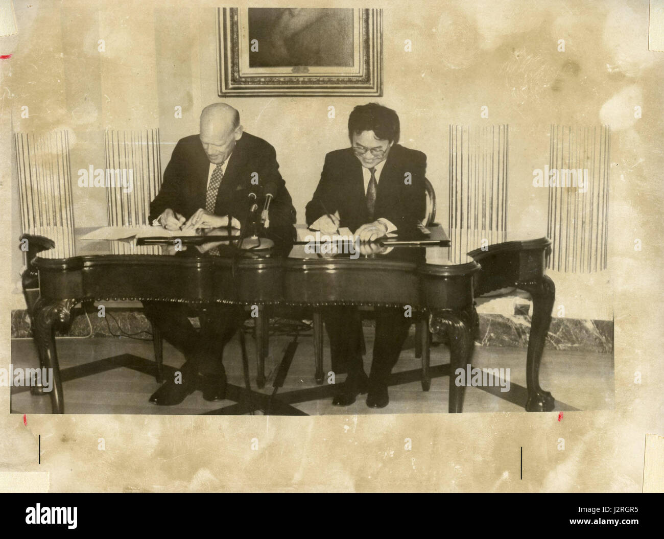 men signing papers Stock Photo - Alamy