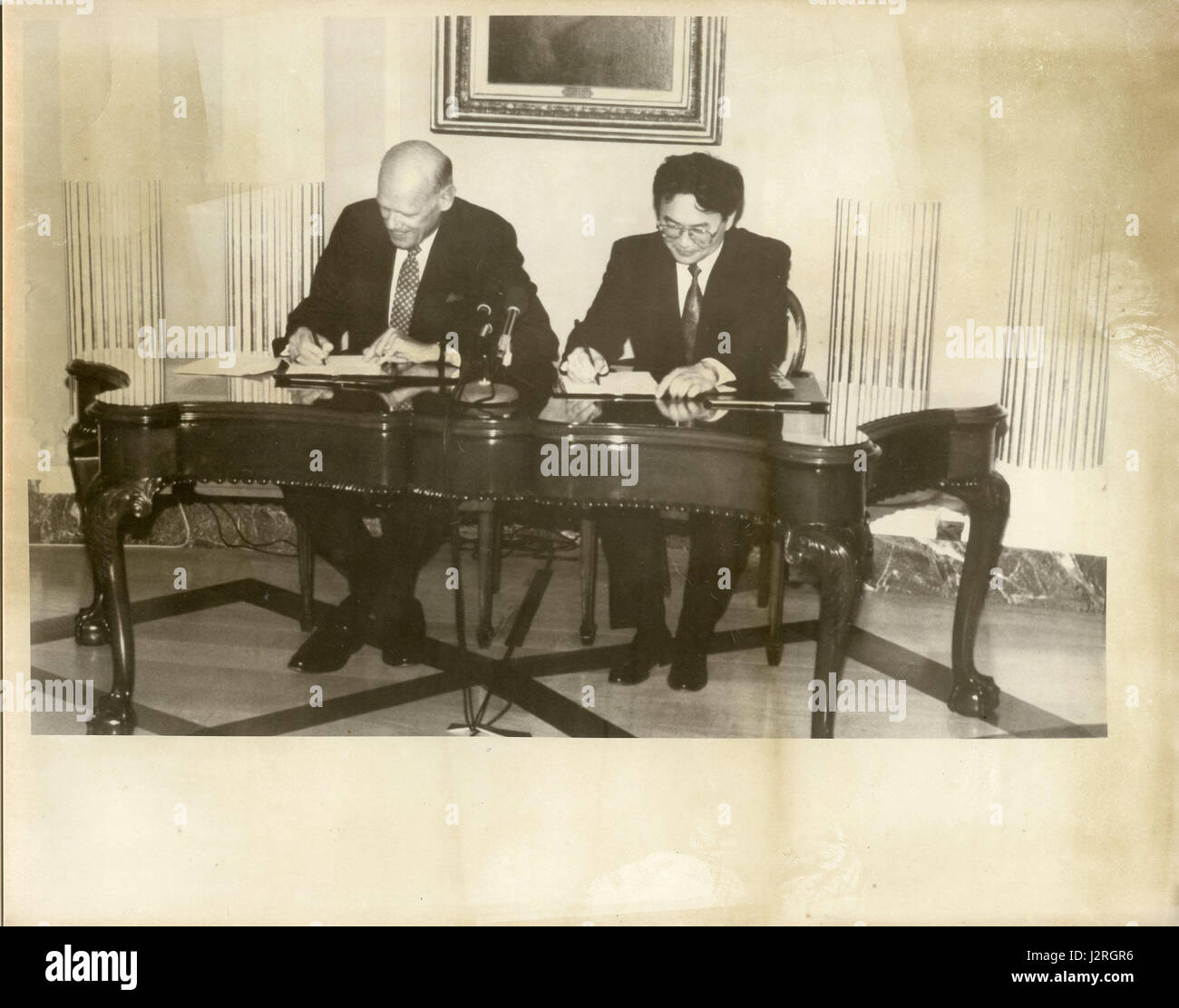 men signing papers Stock Photo - Alamy