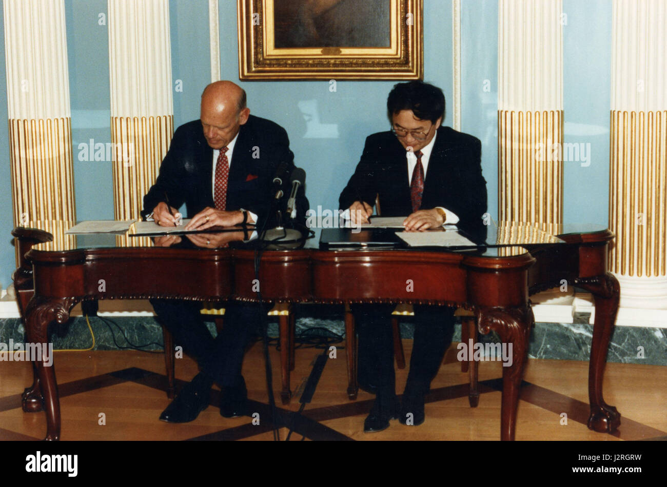men signing papers Stock Photo - Alamy