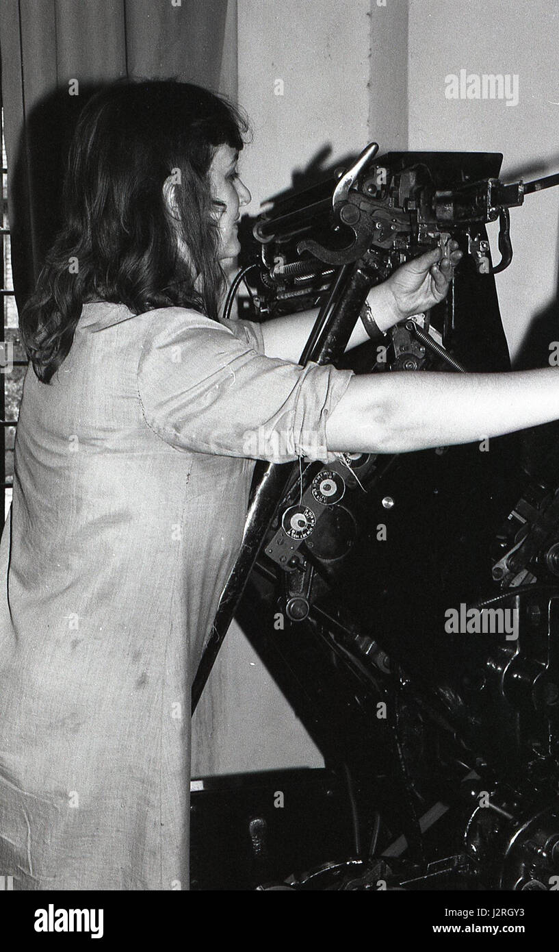 WOMAN OPERATING A MACHINE Stock Photo - Alamy